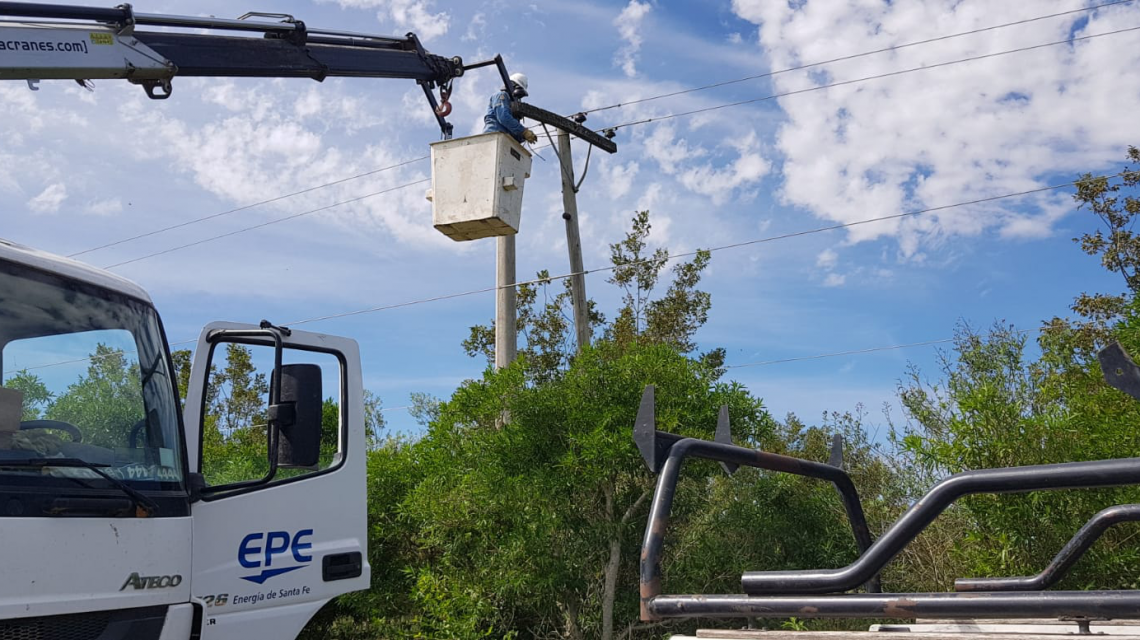Operarios de la EPE buscan dar con la falla que dejó sin luz a la Cuña ...